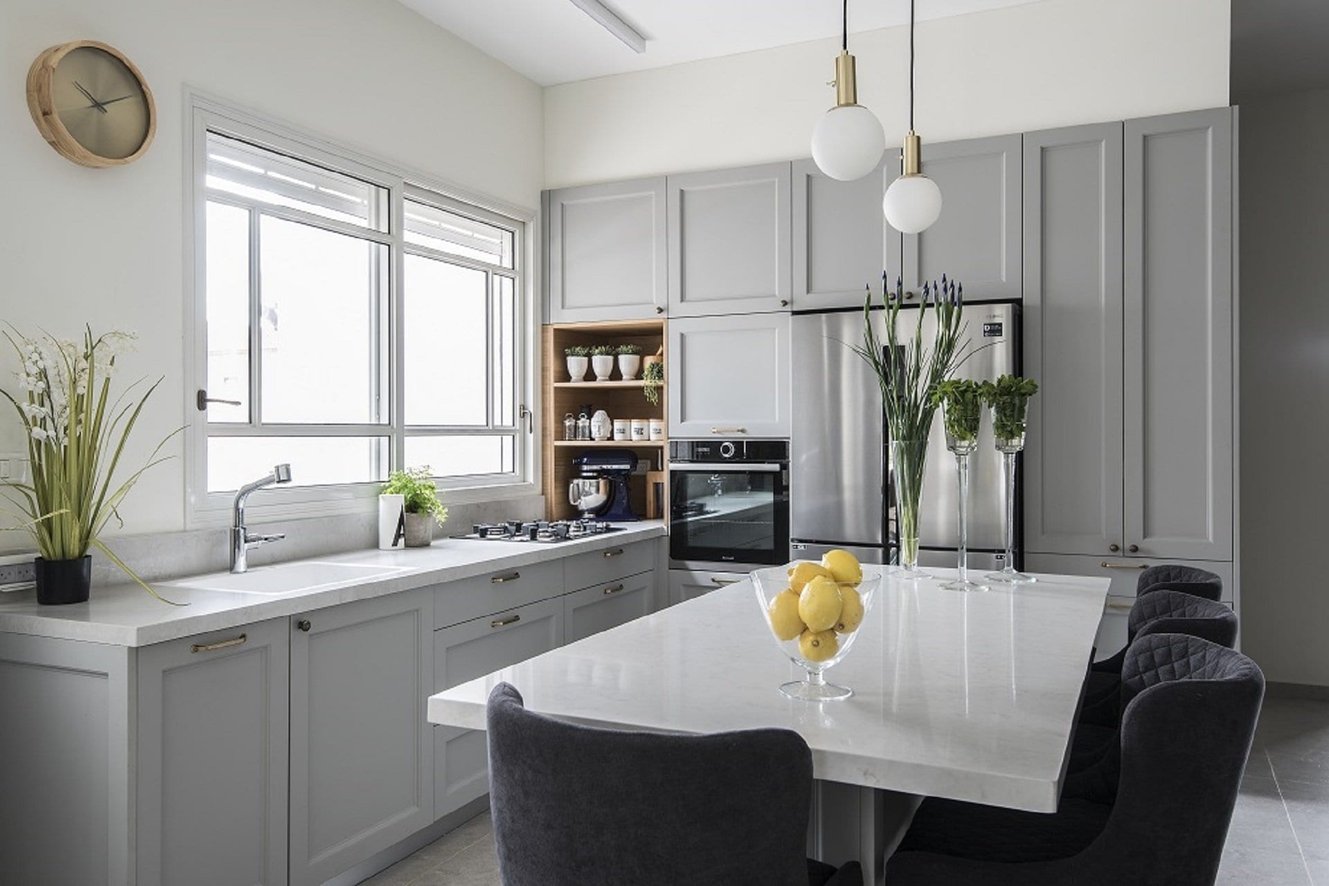 מטבח קלאסי אפור בהיר עם ידיות זהב - Semel Kitchens