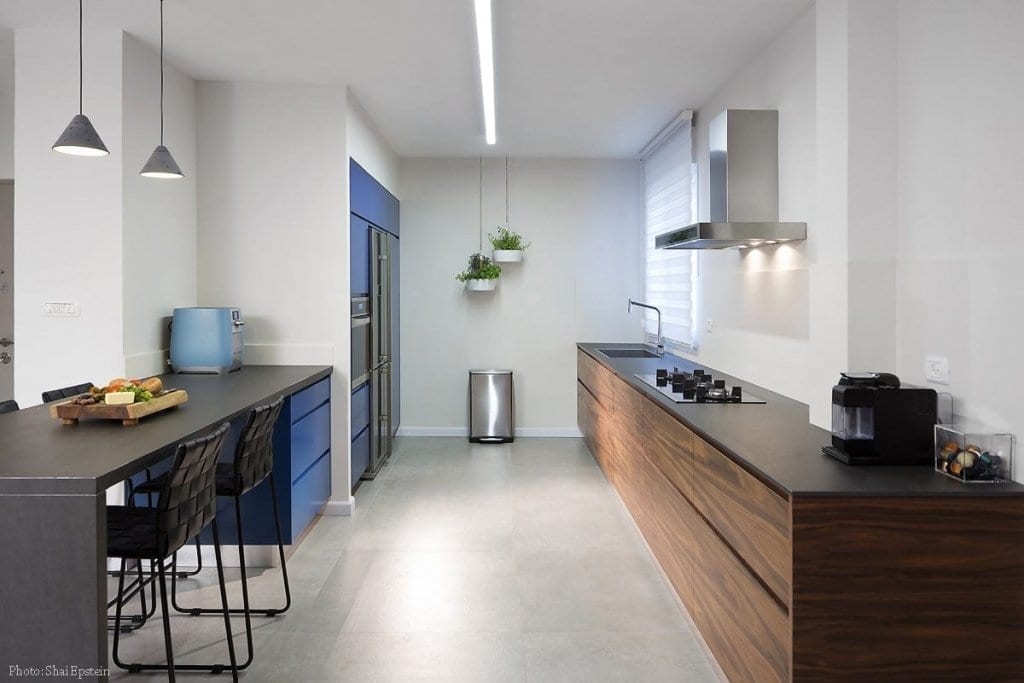 מטבח כחול רויאל בשילוב אגוז אמריקאי - Semel Kitchens