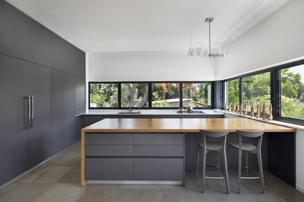 מטבח אפור גרפיט ועץ אלון בוצ'ר - Semel Kitchens