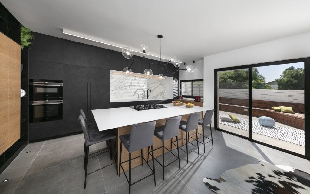 מטבח פורמייקה שחור בשילוב עץ - Semel Kitchens