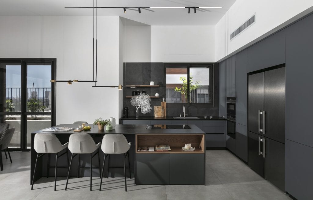 מטבח לק בצבע אפור מוקה | דגם לואי ויטון - Semel Kitchens