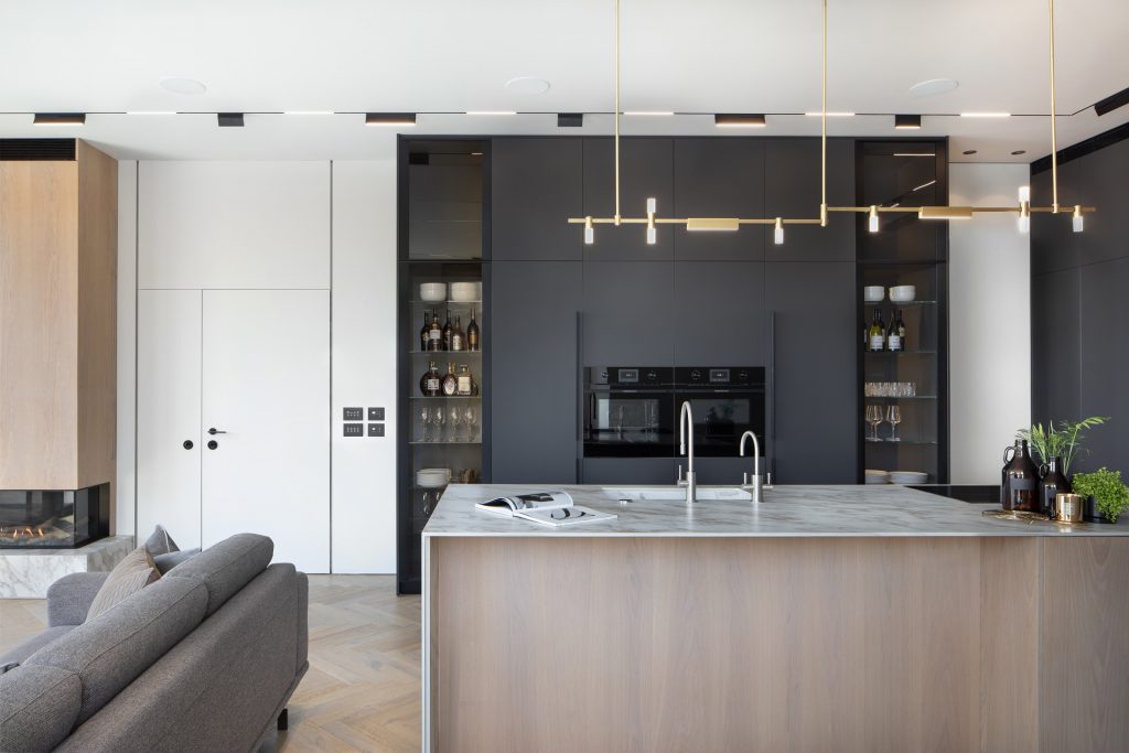 מטבח לבן שירז מטאלי בשילוב שיש אפור בטון - Semel Kitchens