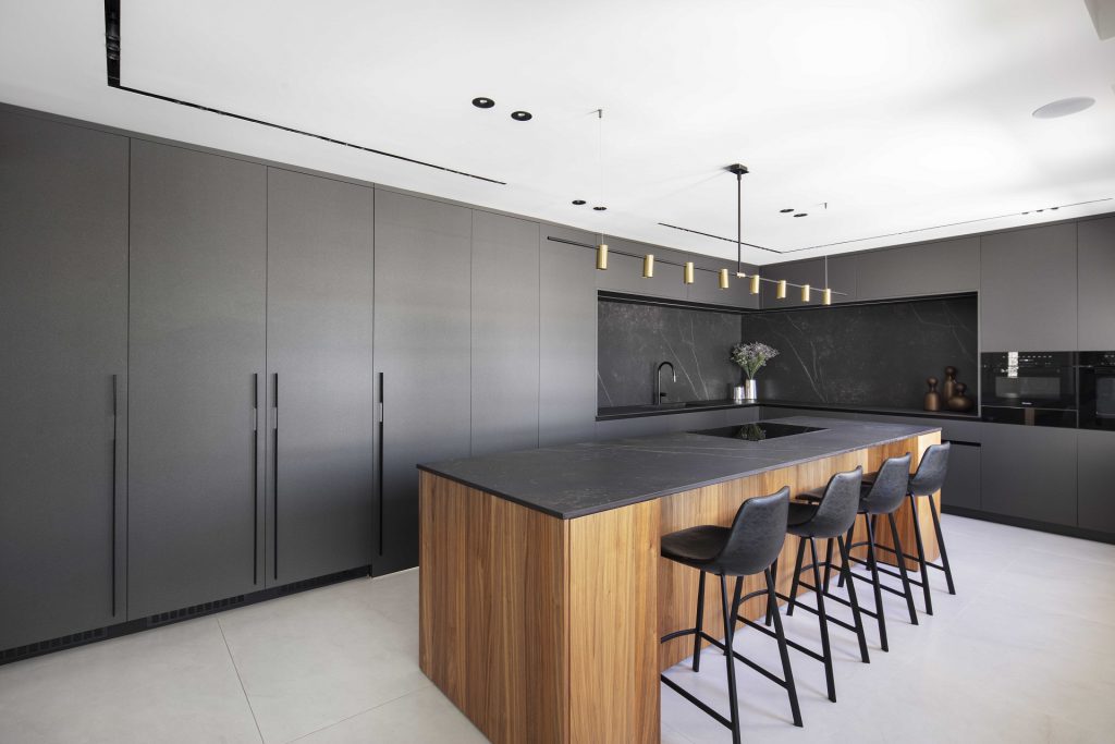 SEMEL KITCHENS - מטבח נאנו אפור בשילוב פורניר אגוז