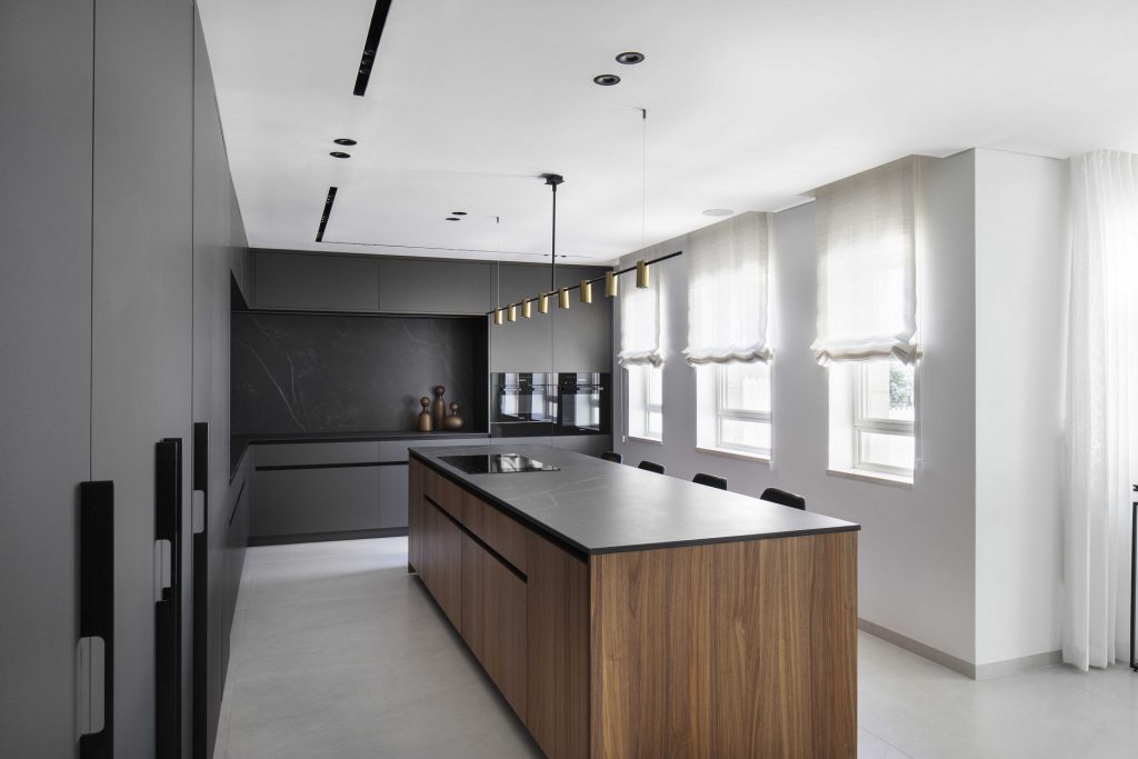 SEMEL KITCHENS - מטבח נאנו אפור בשילוב פורניר אגוז