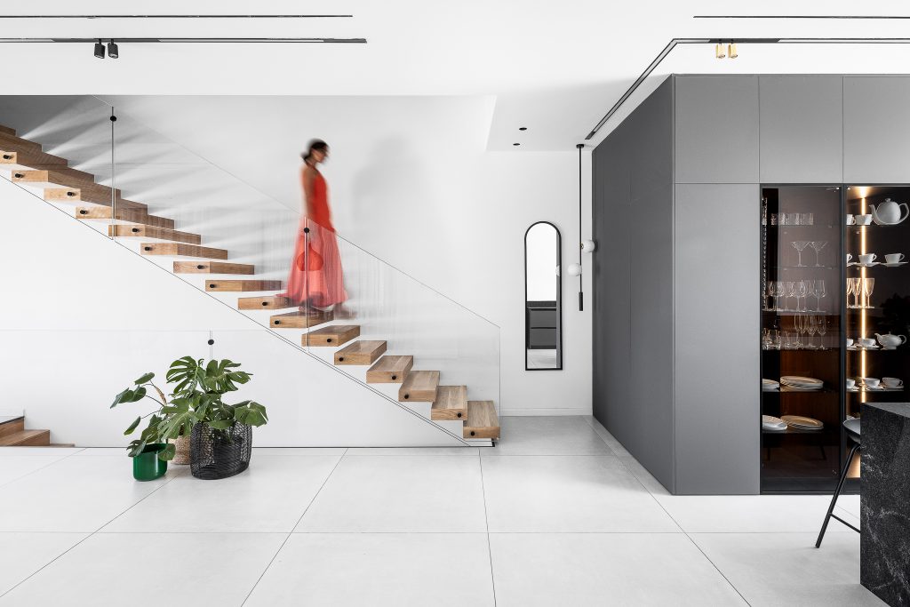 מטבח נאנו גרפיט וזכוכית ויטרינה בגוון אפור - SEMEL KITCHENS