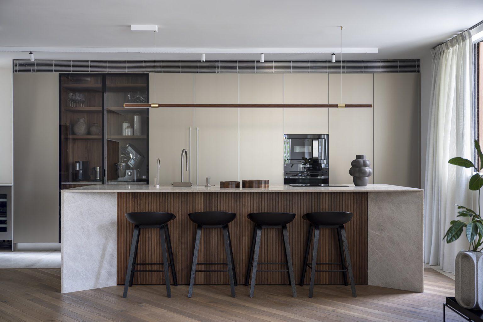 מטבח אלומיניום עם אי עץ אגוז אמריקאי - מטבחי סמל